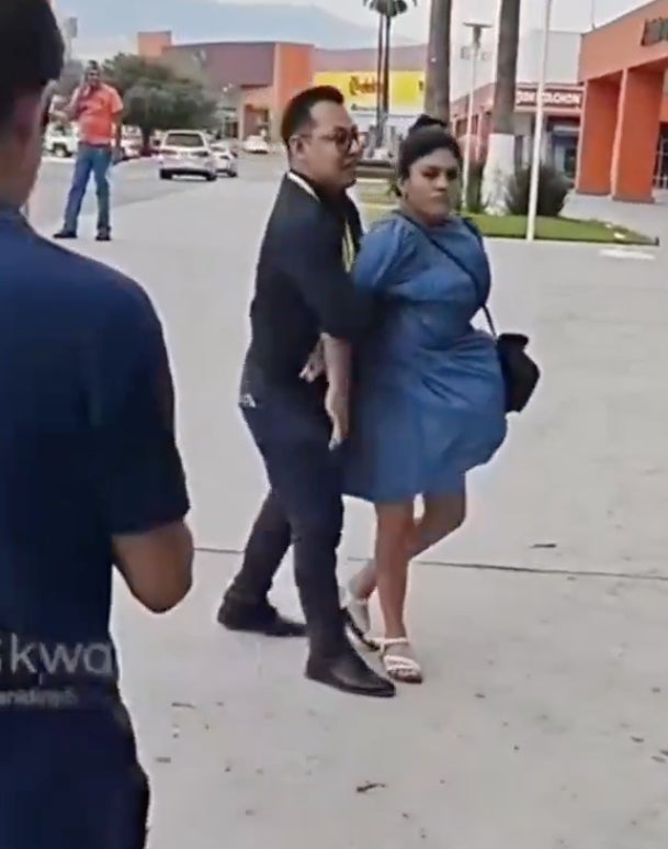 VIDEO: Mujer finge embarazo para robarse pantalones y playeras de Coppel